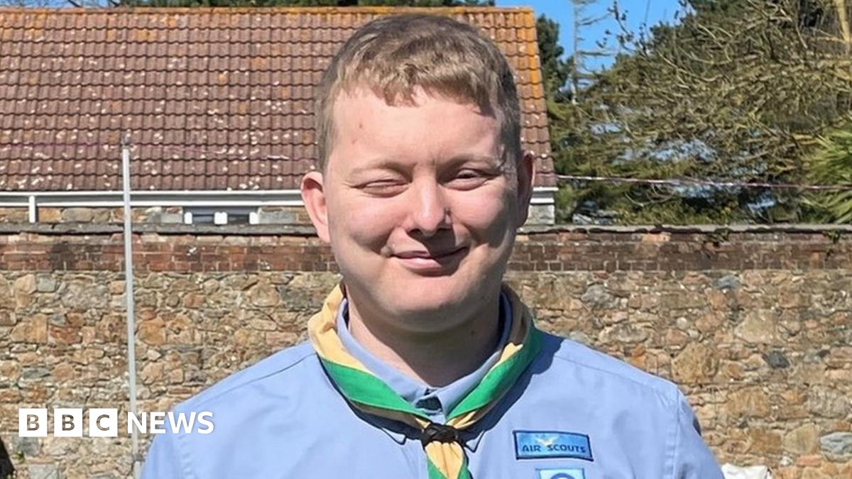 Guernsey scout given award for brain tumour recovery - BBC News