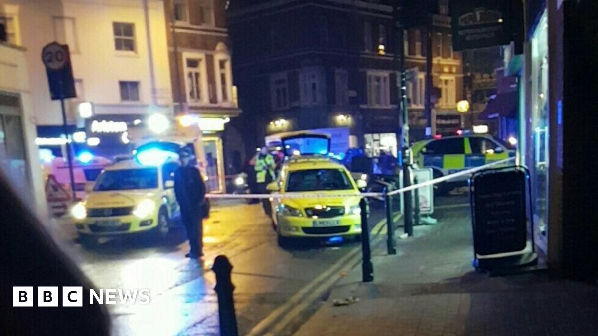 Man shot in head during Fulham restaurant 'ambush' - BBC News