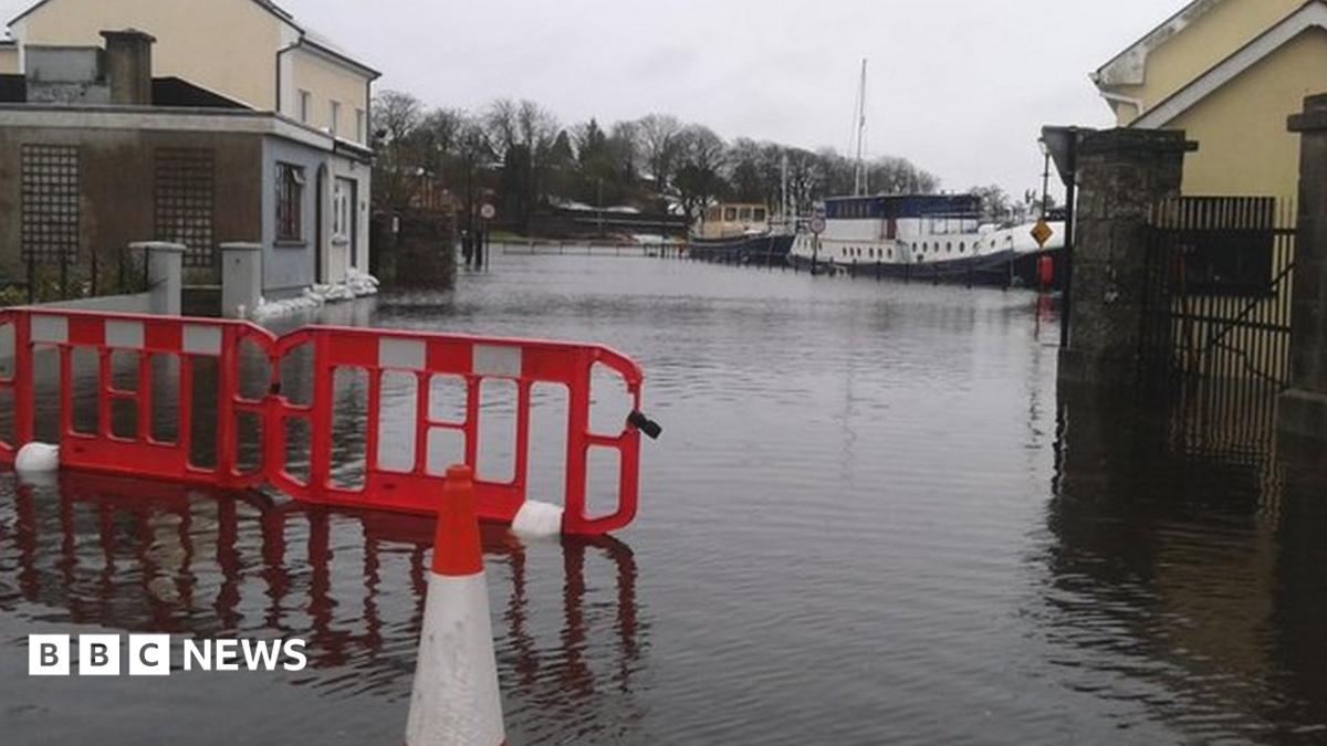 Limerick city: Houses, cars and school flooded - BBC News