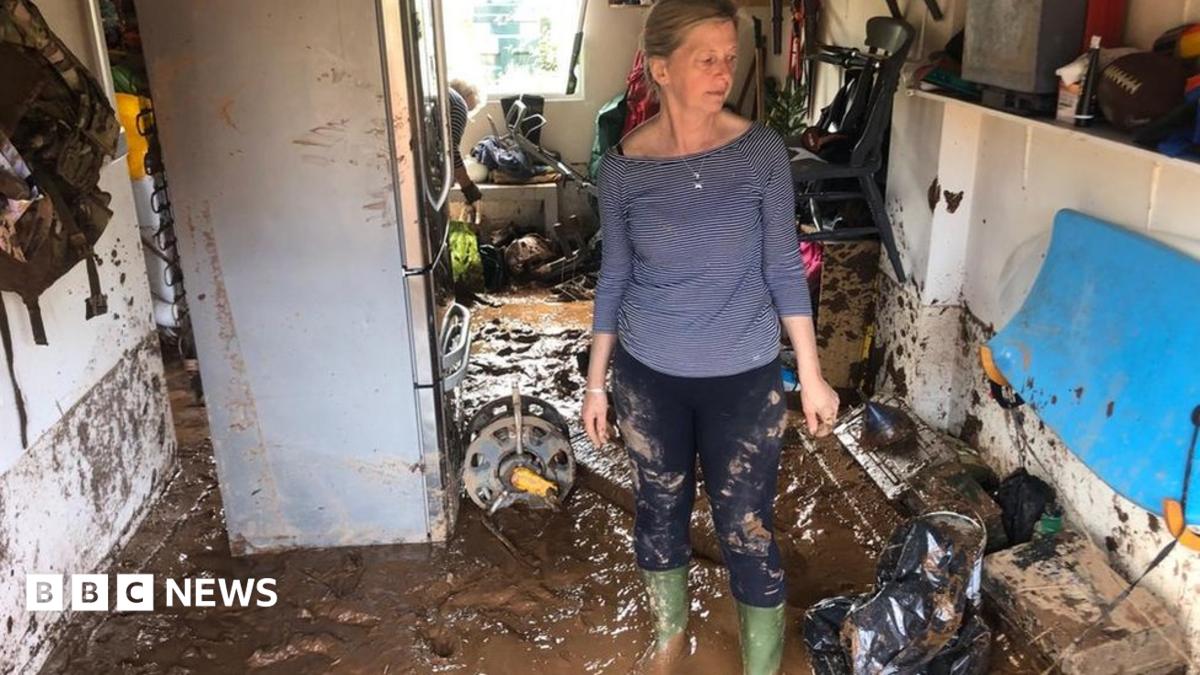Flood-hit Devon villagers plea for help with clean-up - BBC News