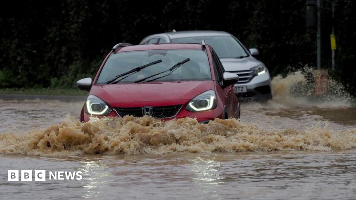 Flood warning issued and road closed in Peterborough - BBC News