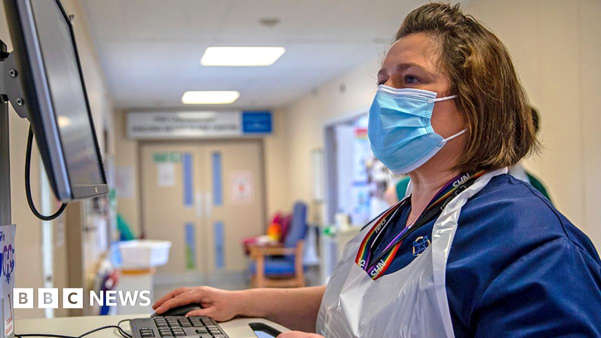 Ministers set out plan to train and keep more NHS staff - BBC News