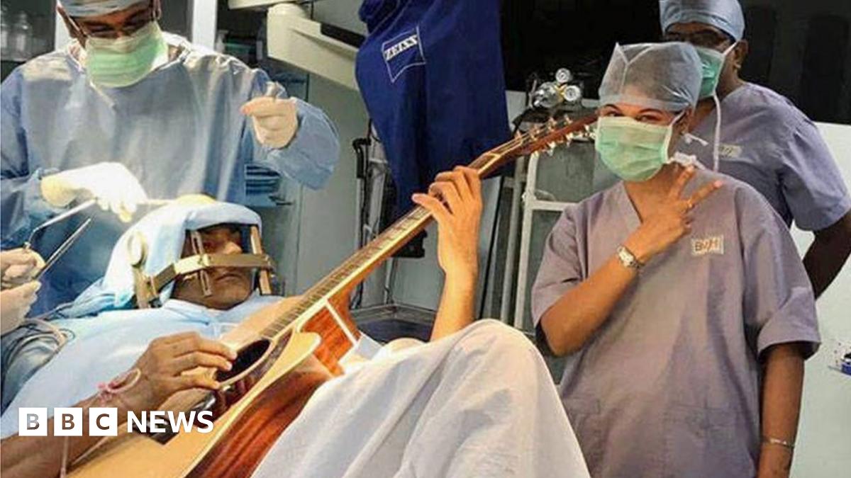 India musician plays guitar during brain surgery - BBC News