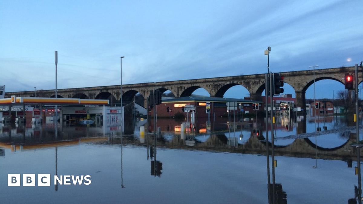 In pictures: Second day of flooding across northern England - BBC News