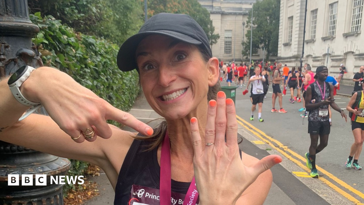 Cardiff Half Marathon: Runners get engaged near finish line - BBC News