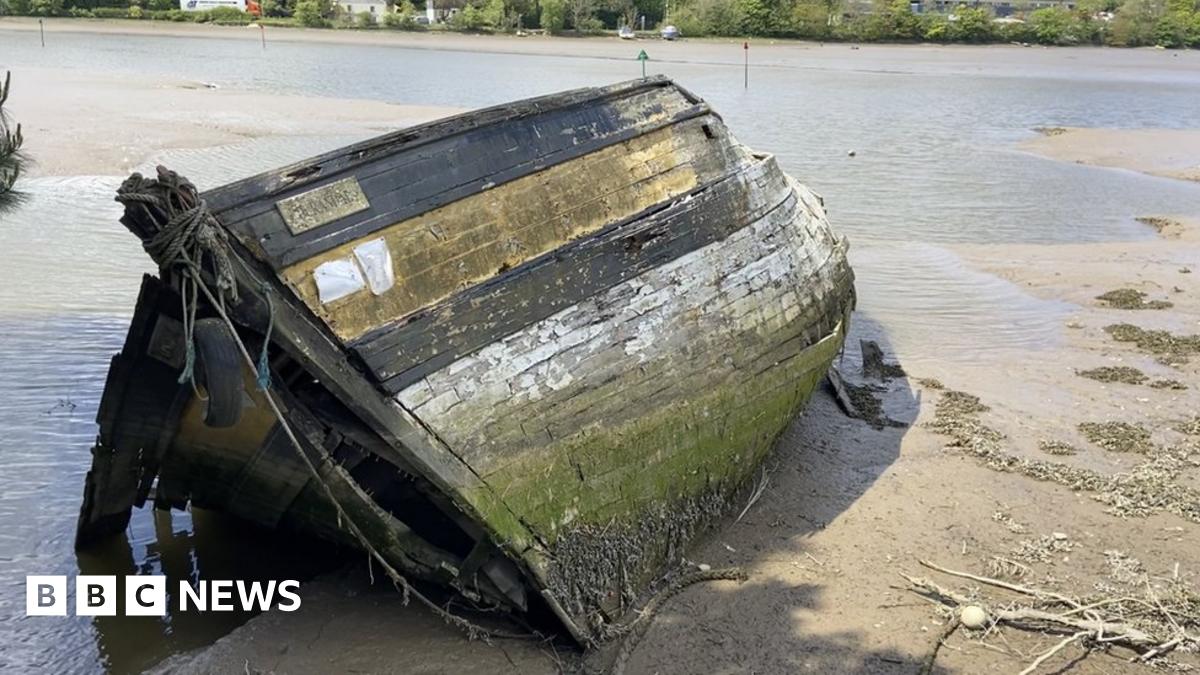 Hundreds of abandoned boats dumped around Devon and Cornwall - BBC News
