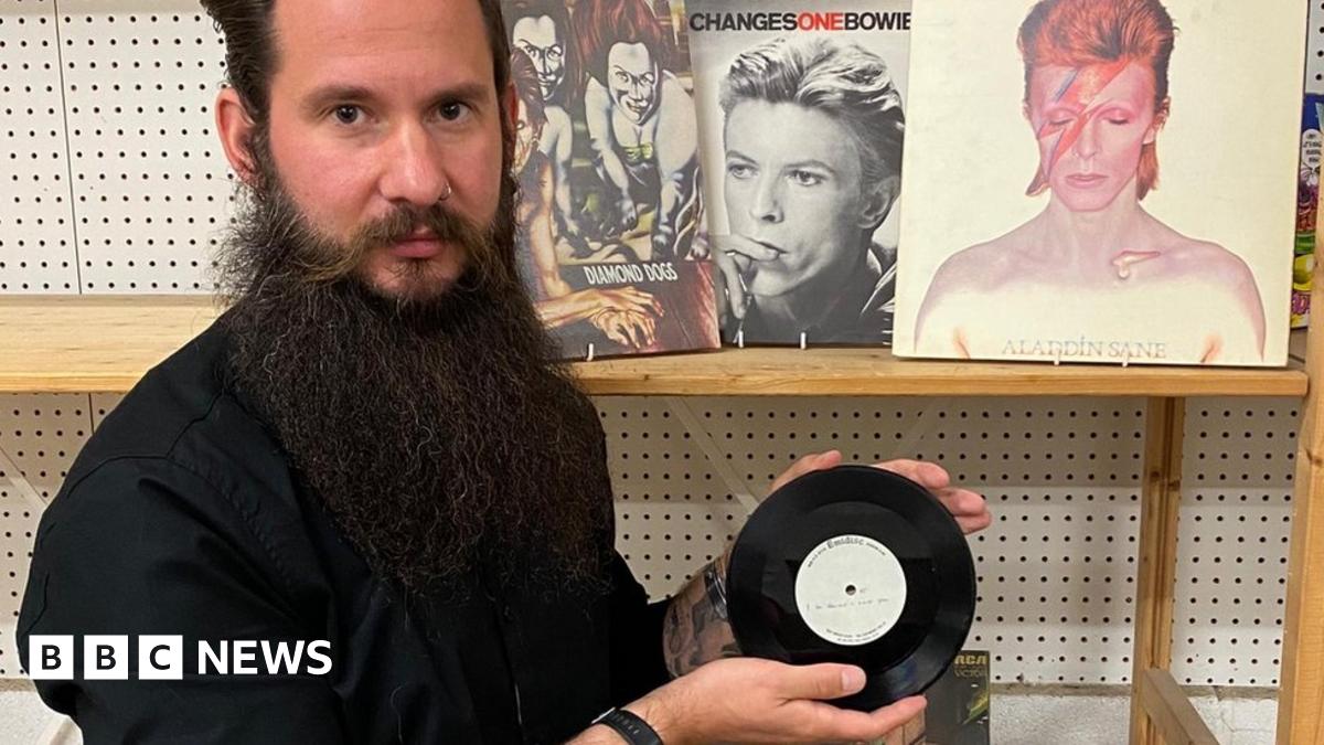 David Bowie: Rare unreleased demo up for auction - BBC News