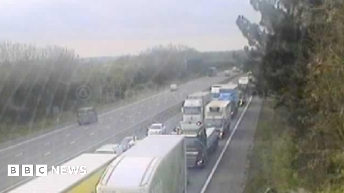 All lanes reopen after multi-vehicle crash on M1 in Leicestershire - BBC News