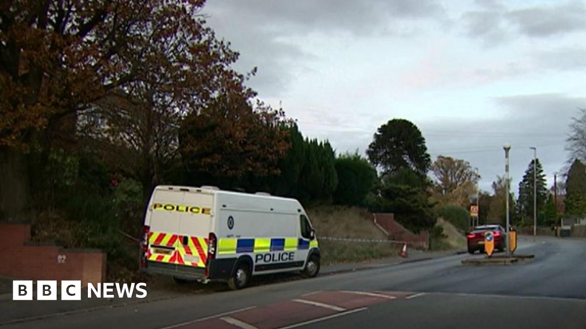 Murder arrest after man, 78, found dead in Halesowen - BBC News