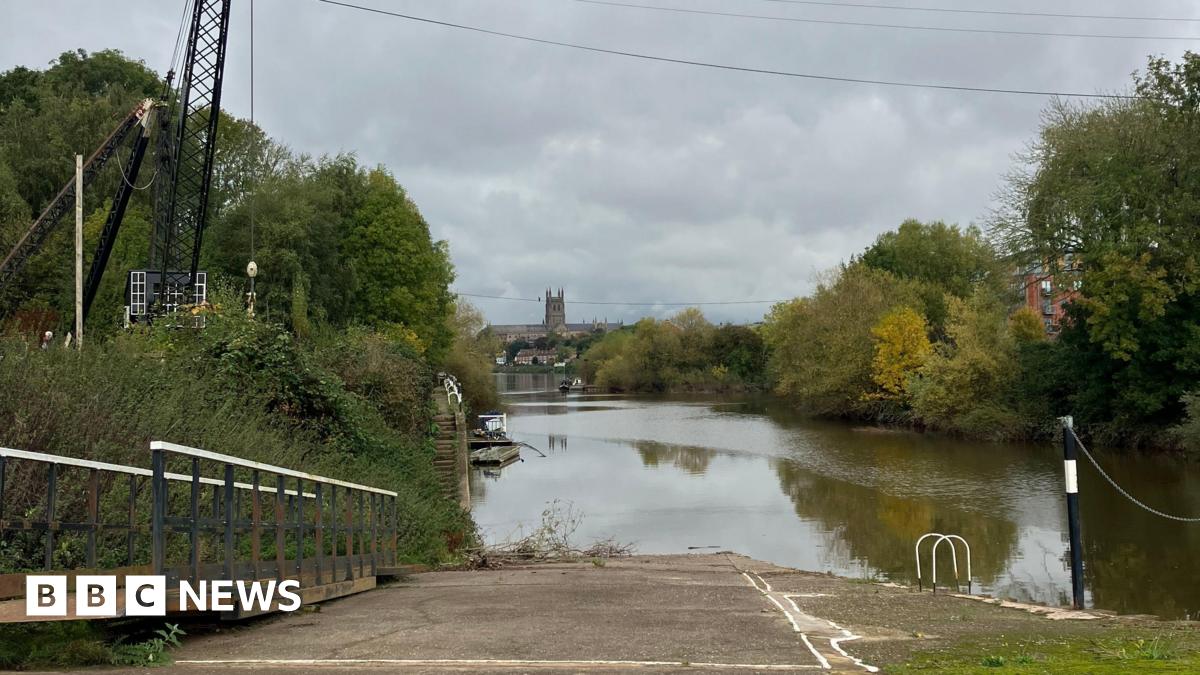 Worcester people urged to share memories of Diglis Locks - BBC News
