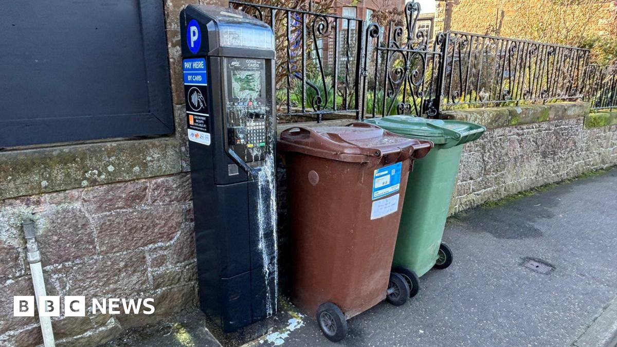 North Berwick faces 'unprecedented' hostility over parking meters - BBC ...