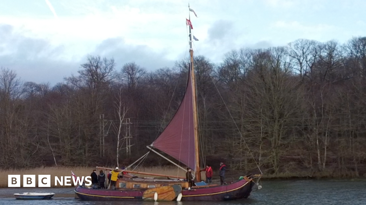 River Colne trip for 120-year-old barge shows old Essex industry - BBC News