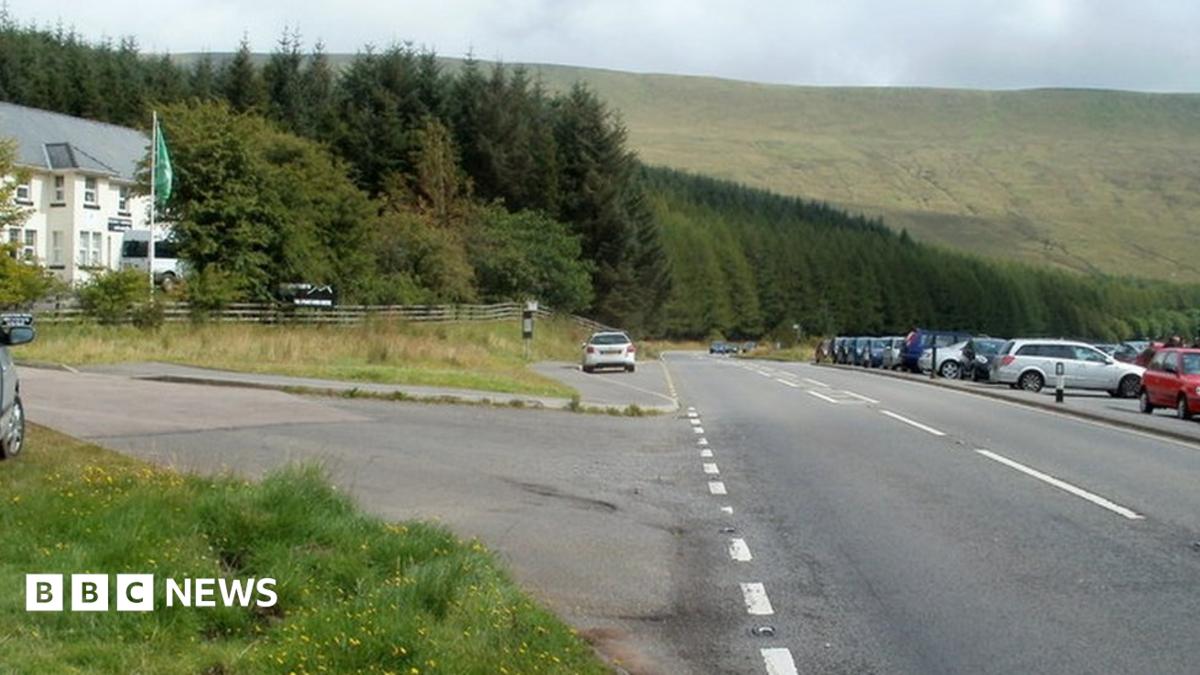 Brecon Beacons: Man dies in A470 crash near Storey Arms - BBC News