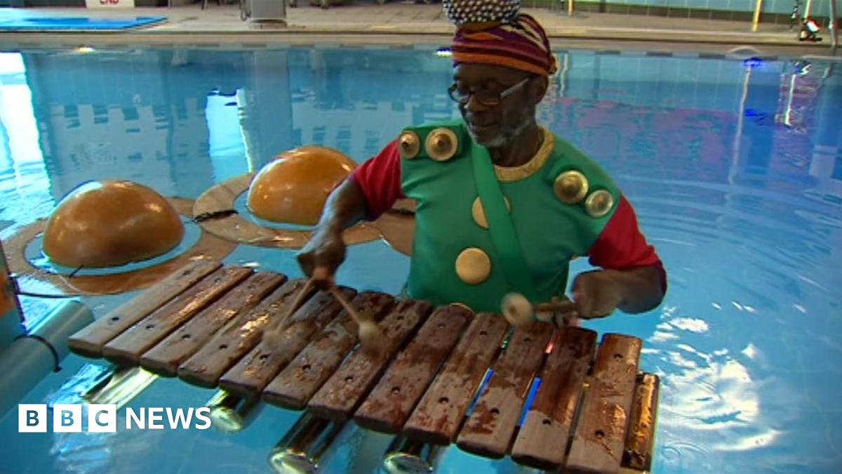 Splish Splash: New children's show immerses audience in water - BBC News