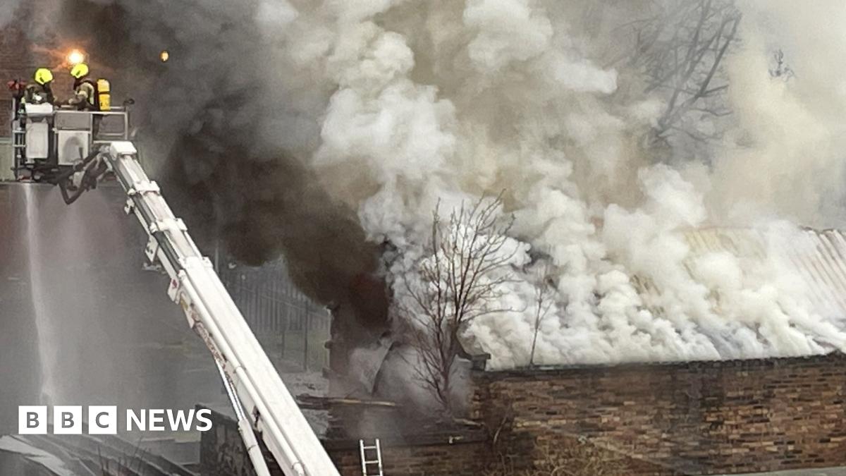 Fire crews tackle blaze in Rutherglen building - BBC News