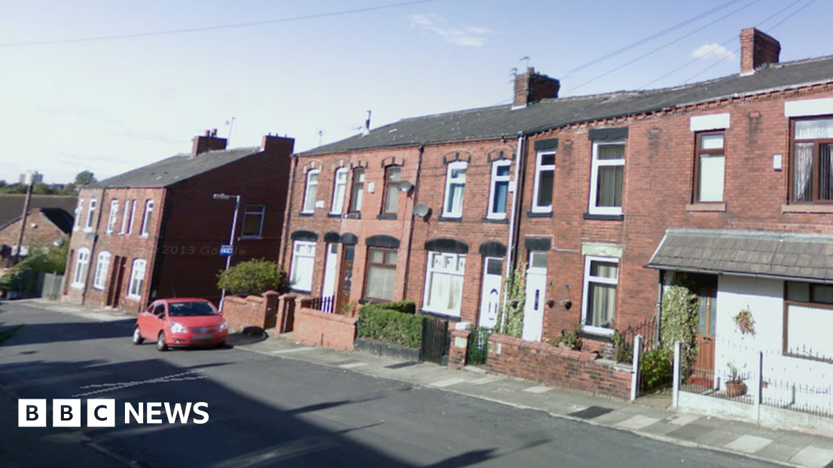 Life for murdering Middleton man in mass brawl stabbing - BBC News