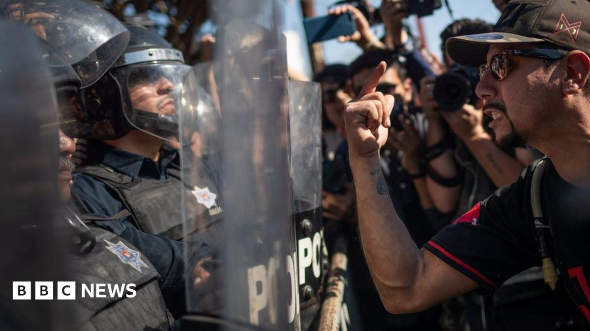 Migrant caravan: Mexican border city Tijuana protests - BBC News