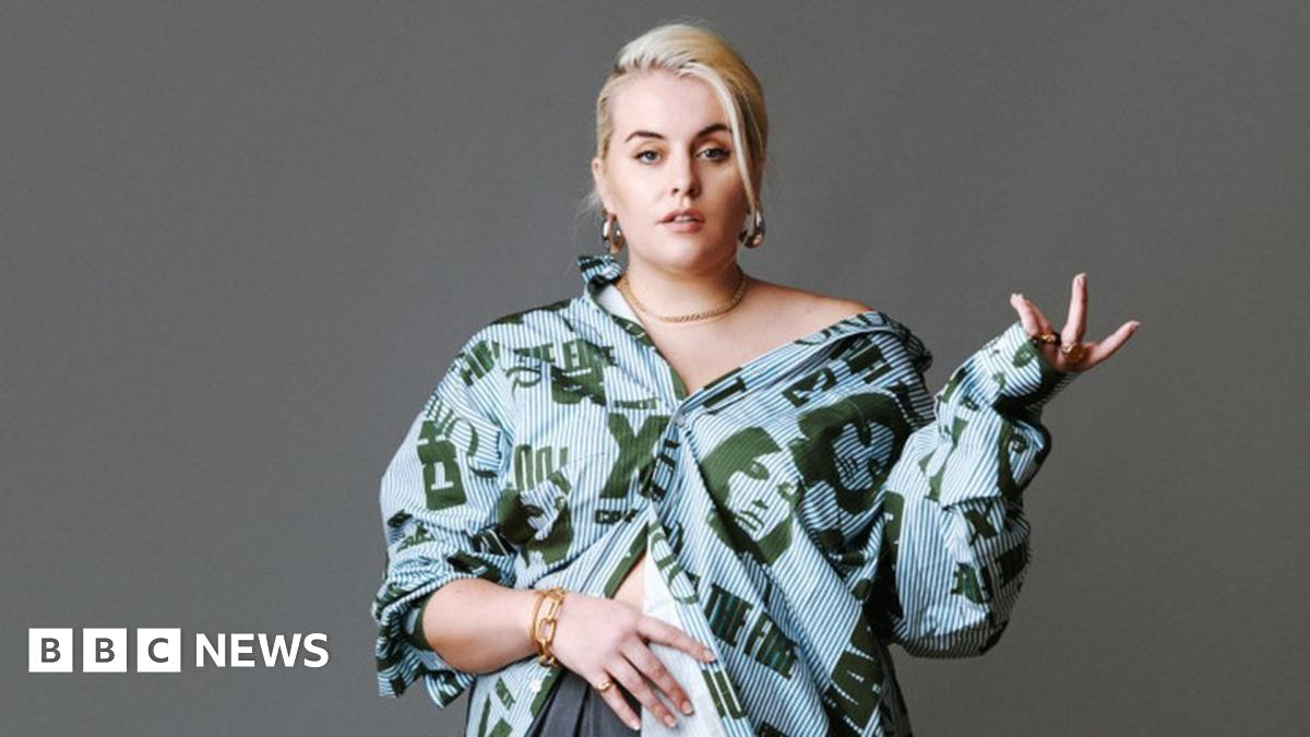 Diet: Body image warning over 'new year, new you' posts - BBC News