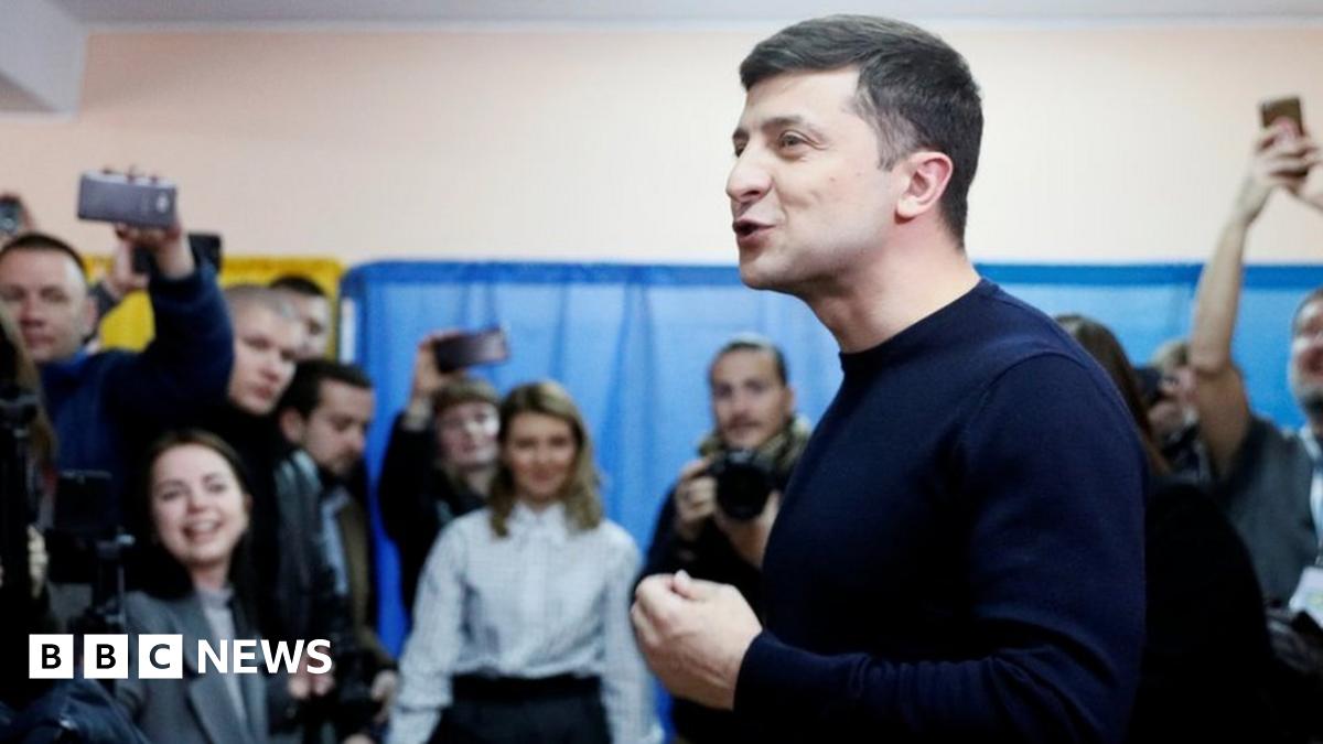 Ukraine election: Comedian leads presidential contest - BBC News