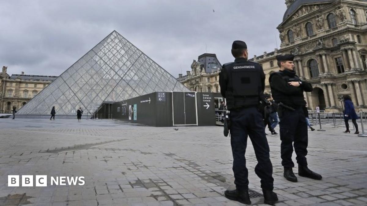 Paris attacks: France mobilises 115,000 security personnel - BBC News