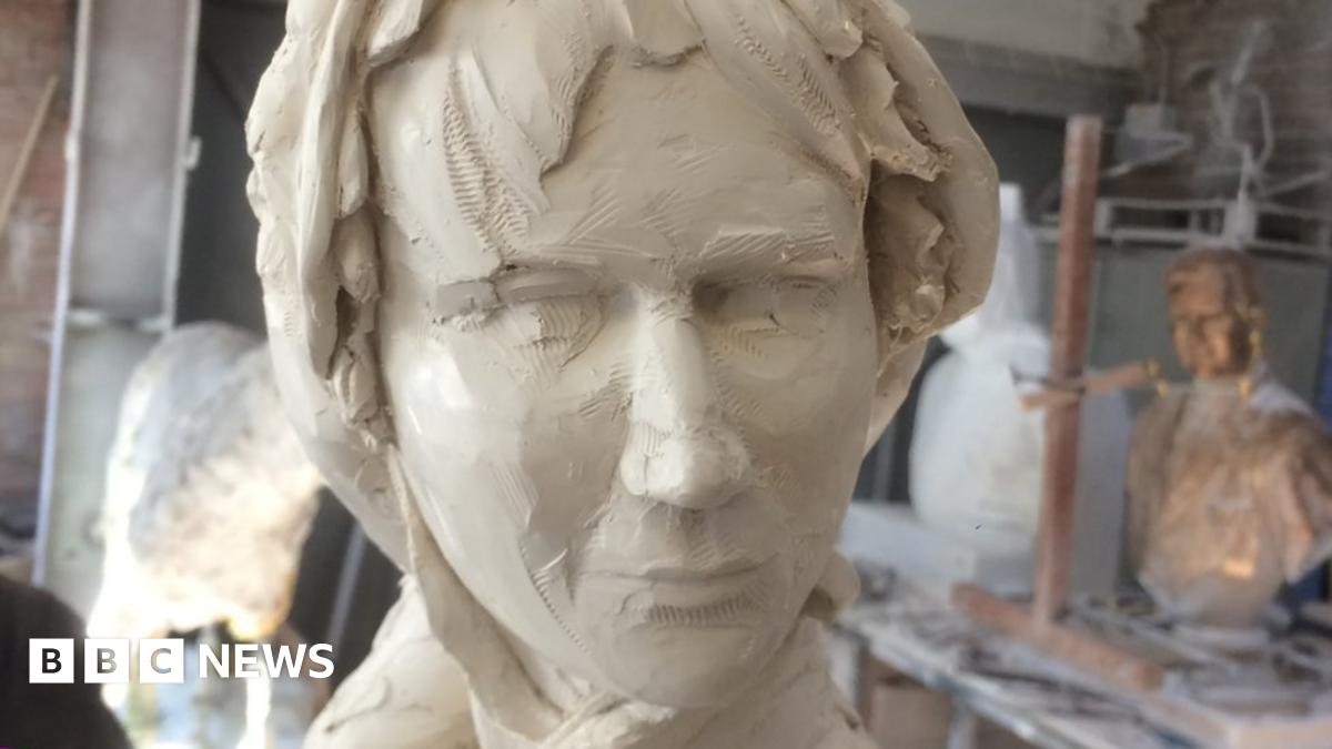 Jane Austen statue design unveiled in Basingstoke - BBC News