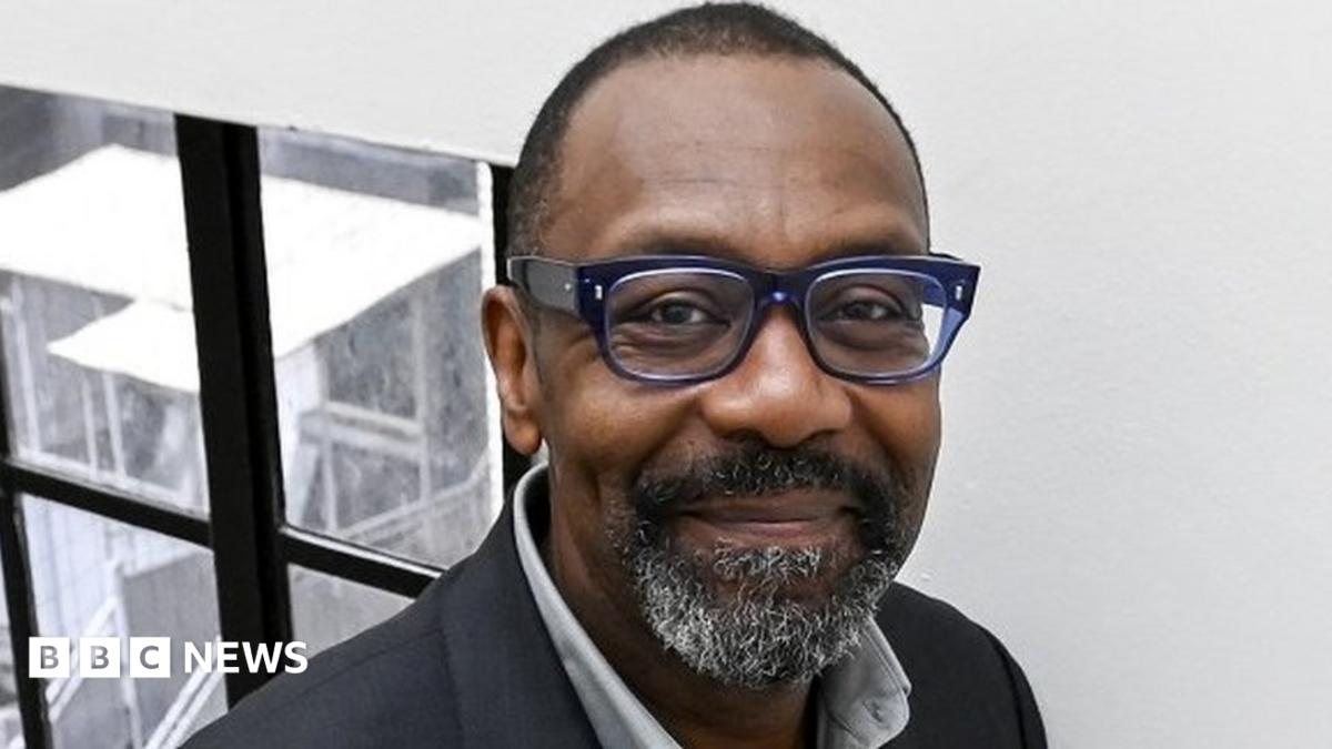 Sir Lenny Henry dedicates book to Dudley Library staff - BBC News