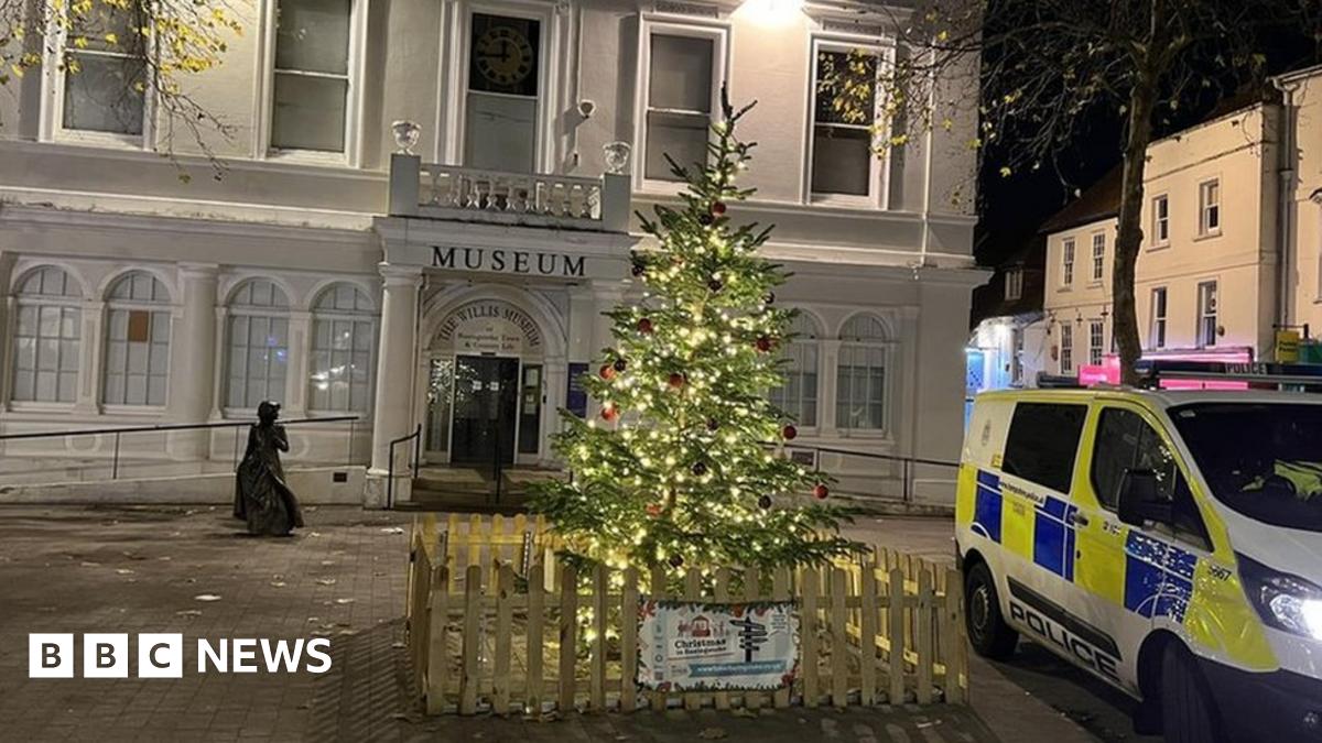 Basingstoke residents criticise 'pathetic' Christmas tree - BBC News