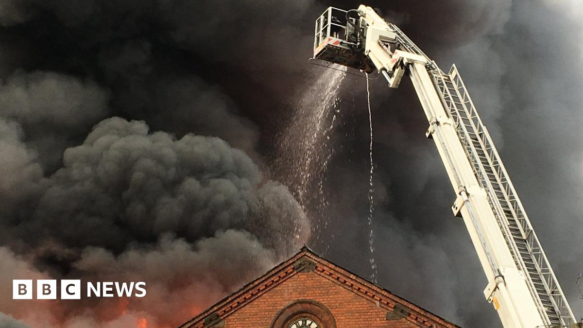 'Massive' factory fire in Leicester under control - BBC News