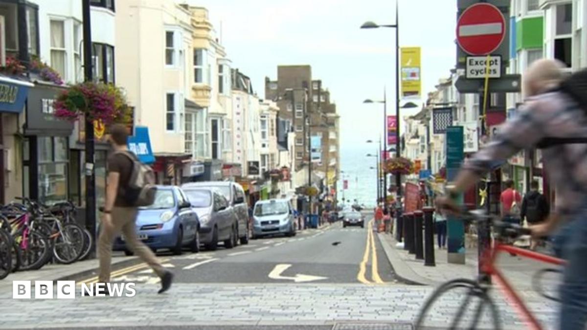 Man seriously injured in Brighton balcony fall - BBC News