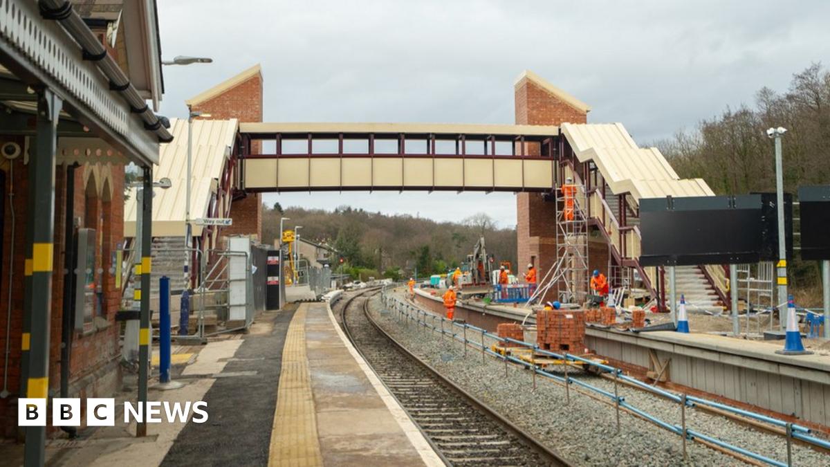 New bridge installed at Dore & Totley as part of £137m rail upgrade - BBC News