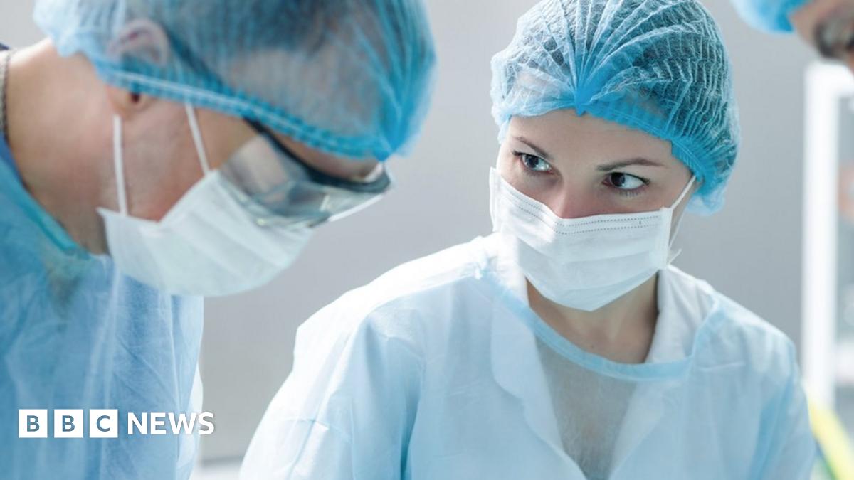 Student doctor numbers to rise by 25% - BBC News