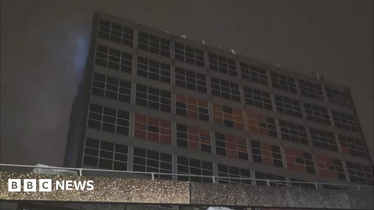 Twelve crews sent to 'large fire' in Bristol - BBC News