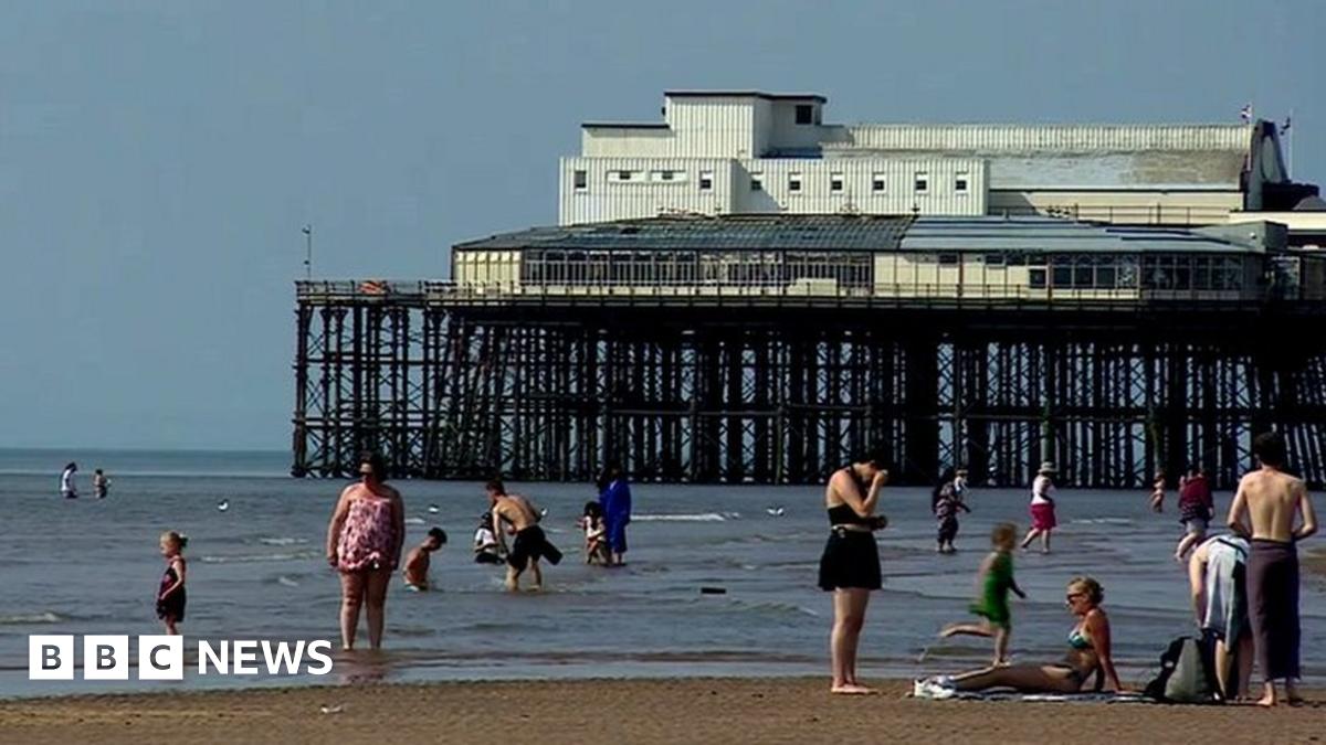 Sewage still leaking into sea off Blackpool - Environment Agency - BBC News