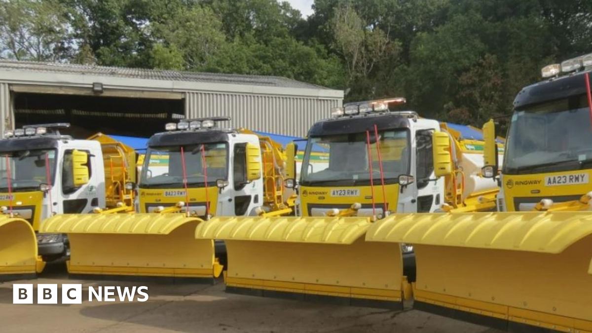 Surrey introduces fleet of new gritters for winter - BBC News
