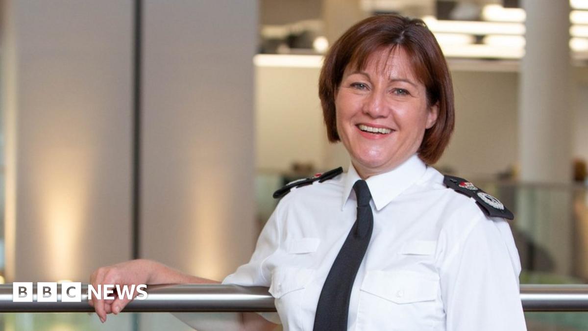 Police Scotland appoints Jo Farrell as first female chief - BBC News