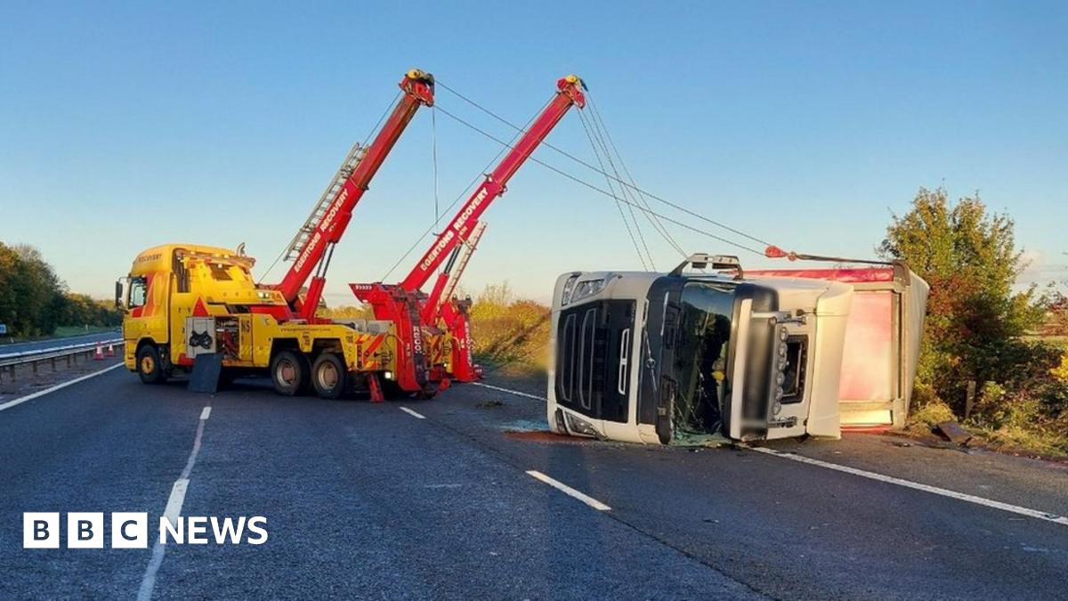 M40: Two lanes shut after lorry overturns near Bicester - BBC News