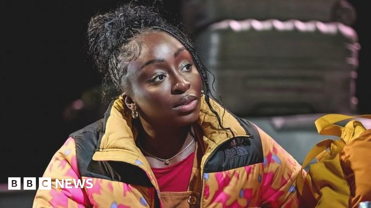 Two Strangers: Critics rave about new millennial rom com musical - BBC News