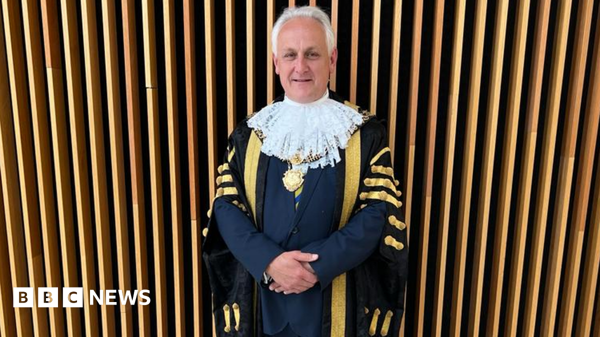 Derby mayor to be locked in 'haunted jail' for charity - BBC News