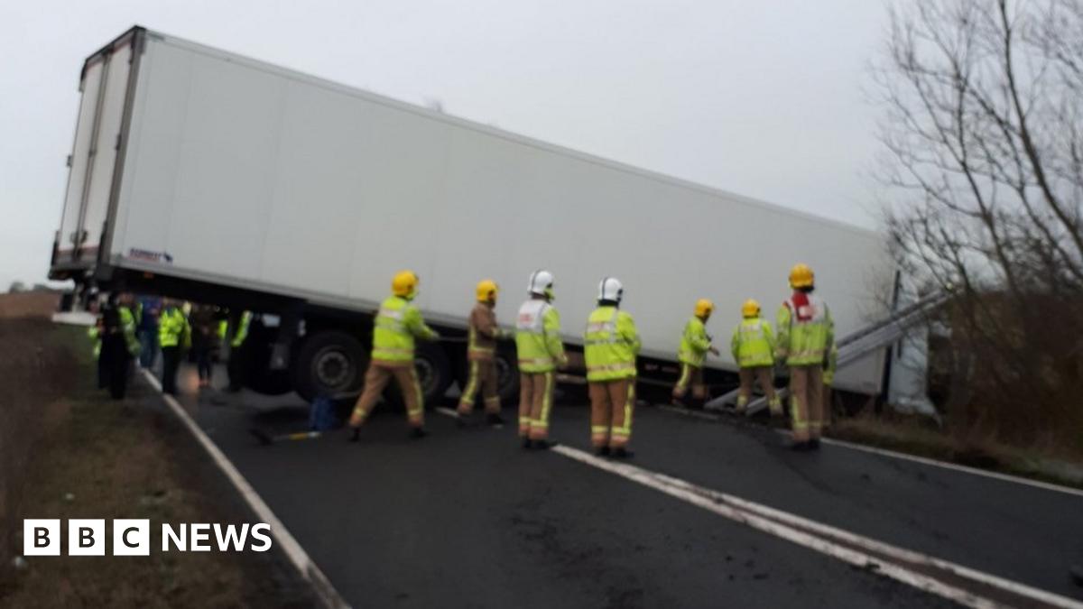 Jack-knifed lorry closes A47 Acle Straight for hours - BBC News