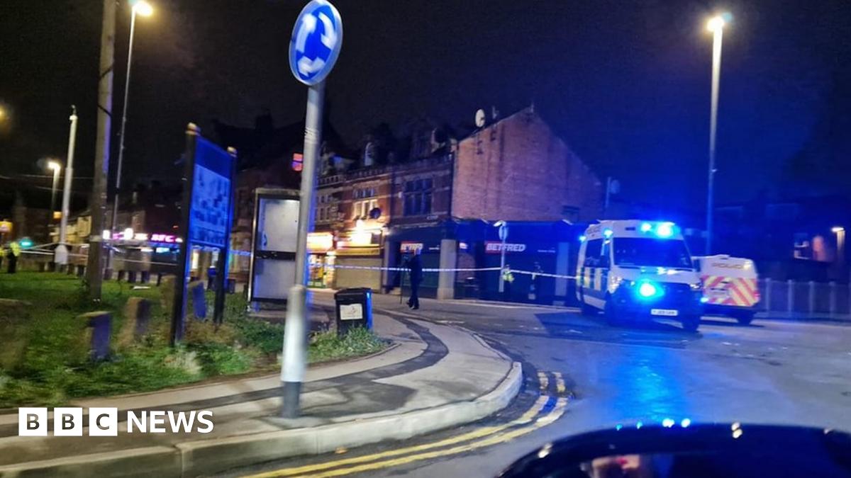 Man suffers serious leg injury in Leeds machete attack - BBC News