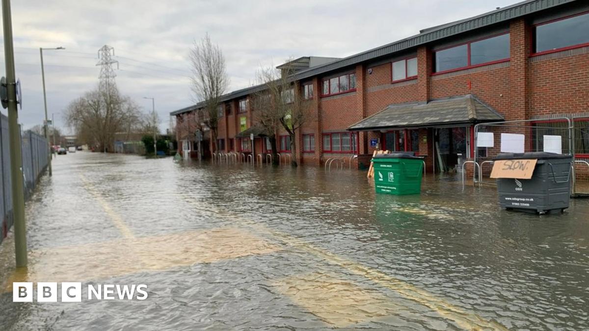 Oxfordshire: Impact of floods still felt four months on - BBC News