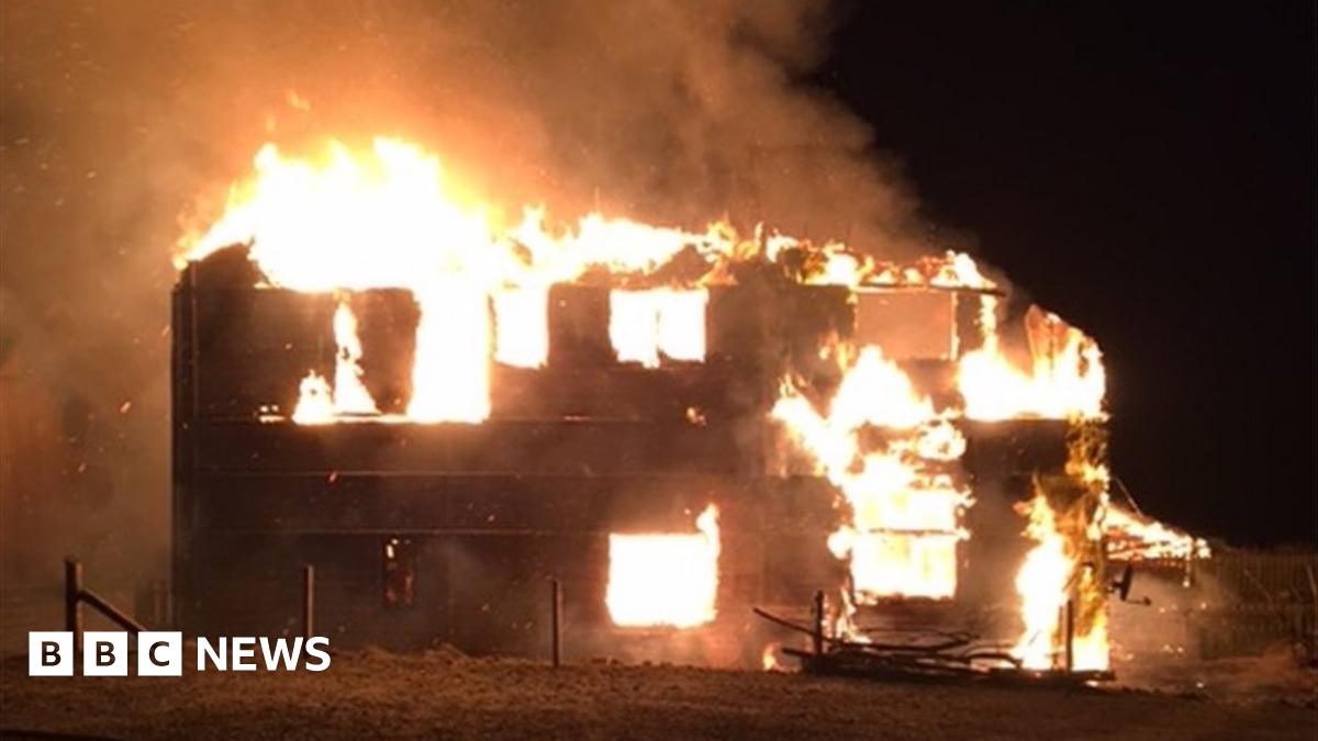 Fire destroys Shetland's Fair Isle Bird Observatory - BBC News