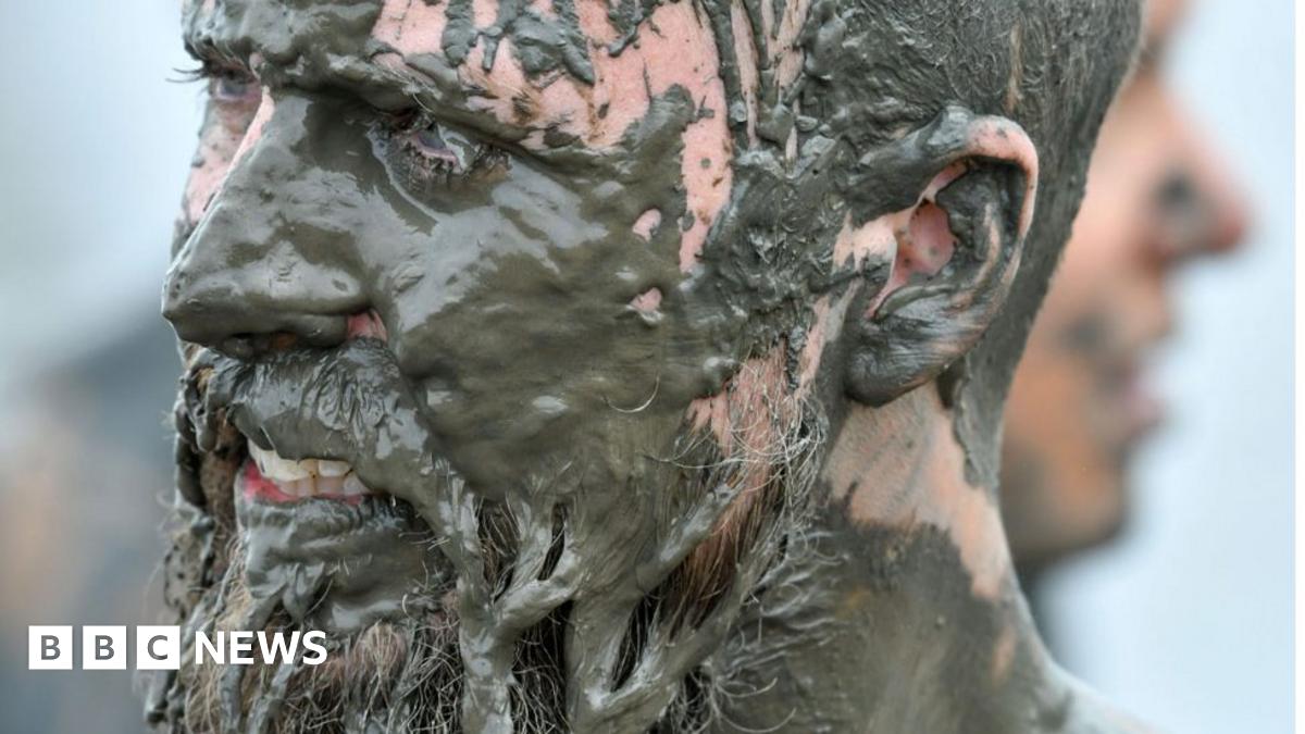 Germany Mud Olympics: Competitors get caked at annual event - BBC News