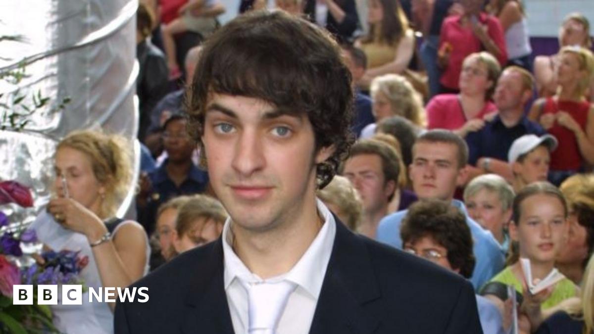 Former Brookside and Hollyoaks star Kristian Ealey dies at 38 - BBC News