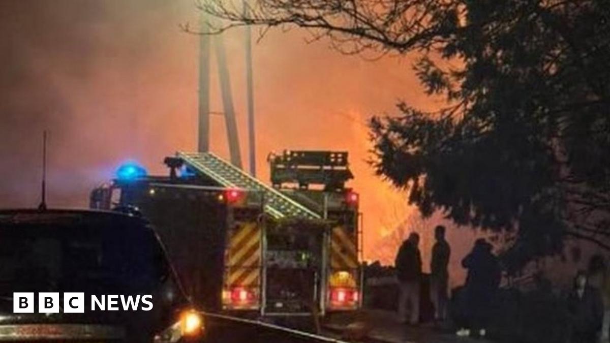 Families' homes damaged by major fire in West Looe - BBC News