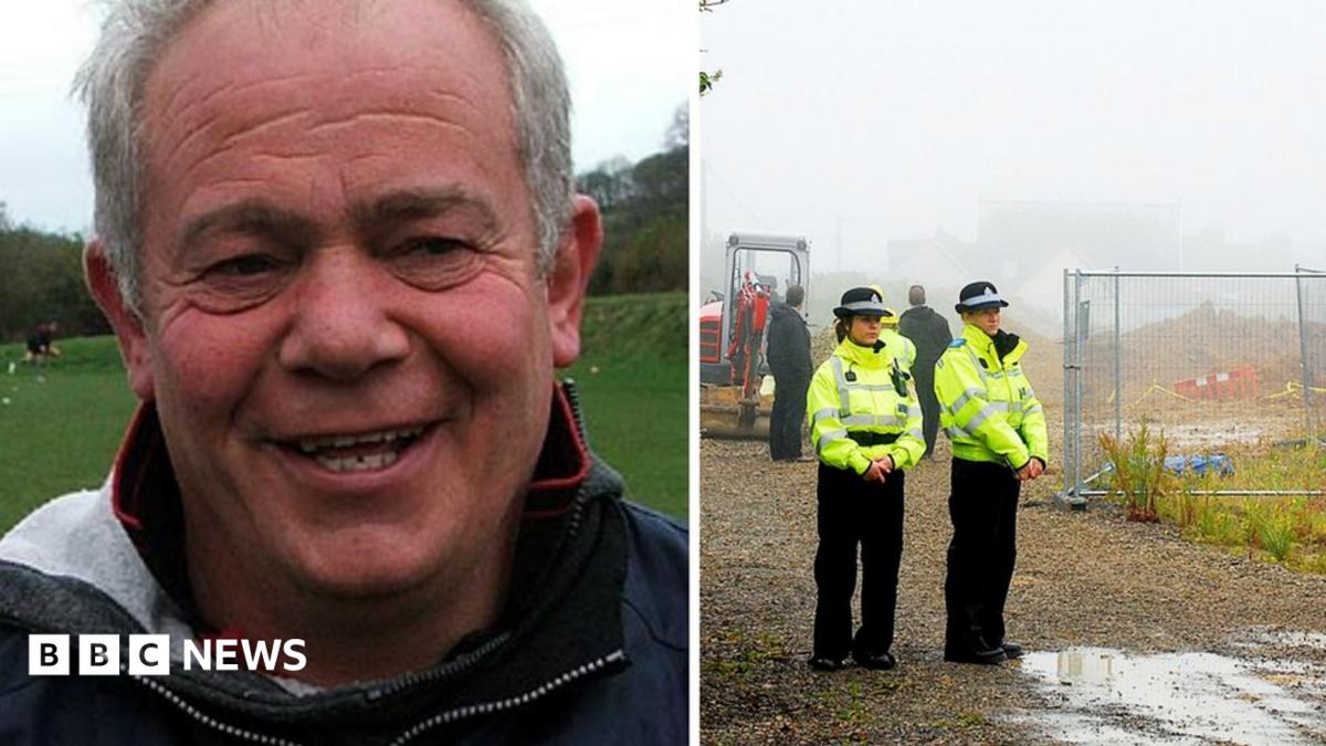 Boss jailed after worker killed in ditch collapse - BBC News