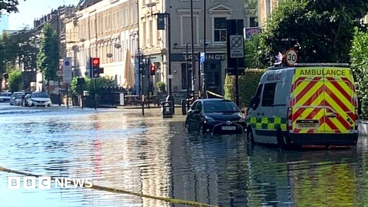 Islington: Flooding in north London as water main bursts - BBC News