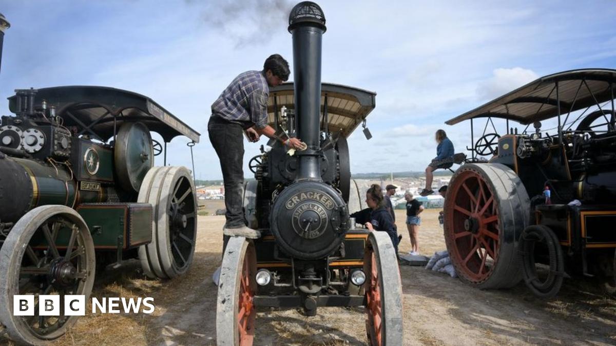 Tens of thousands attend Great Dorset Steam Fair - BBC News