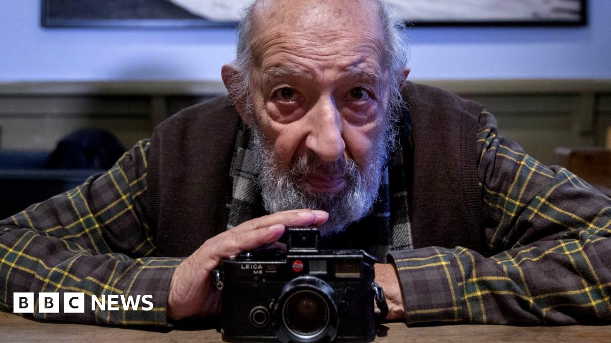 In pictures: 'Eye of Istanbul' photographer Ara Guler dies at 90 - BBC News