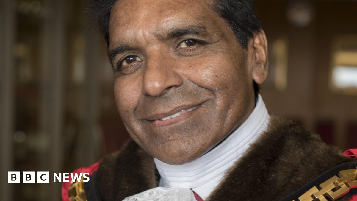 'Popular' Wolverhampton mayor dies after illness - BBC News